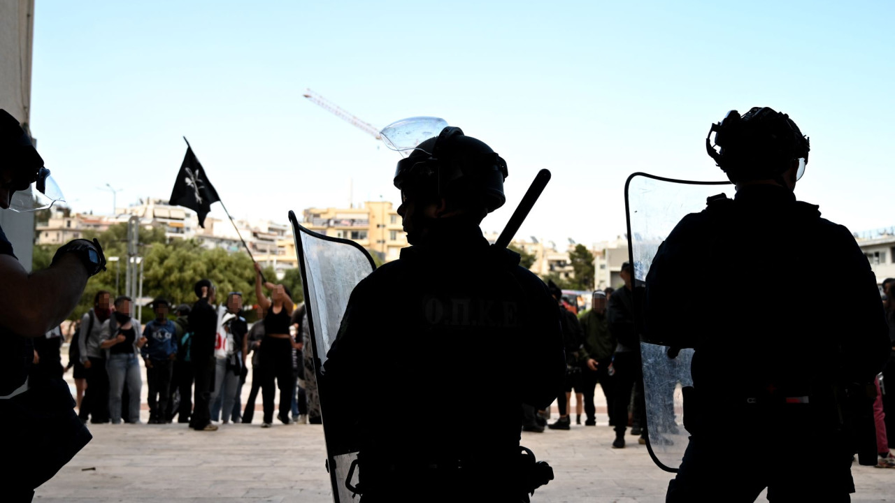 Χαϊδάρι: Μεγάλη ένταση με χημικά και κρότους λάμψης σε συγκέντρωση για ...