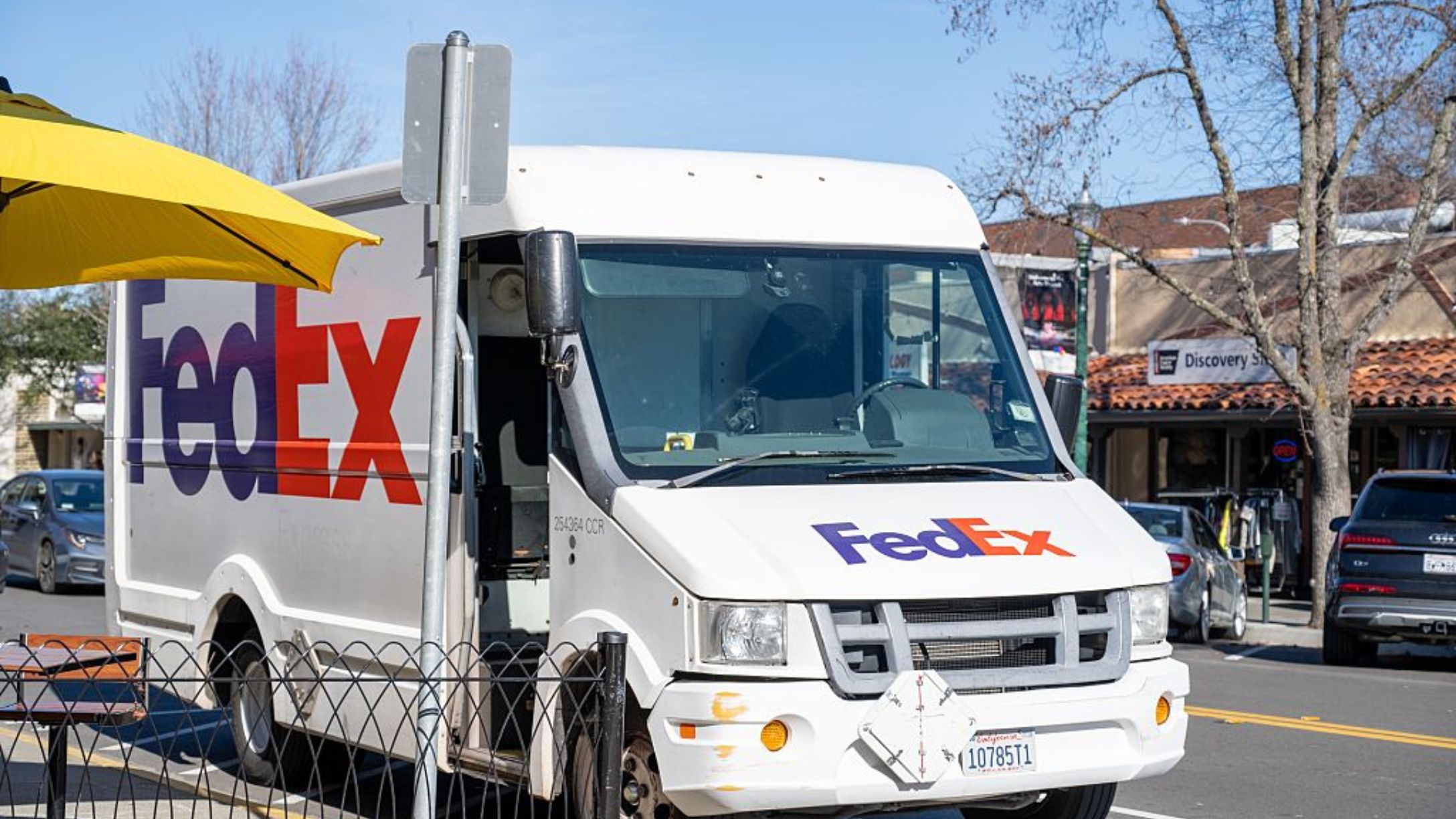 A FedEx Driver Put Signs on His Truck for Athena Strand & the Response ...
