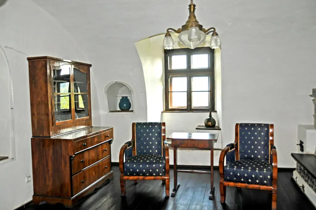10 antique furniture pieces dealers wish you'd kept