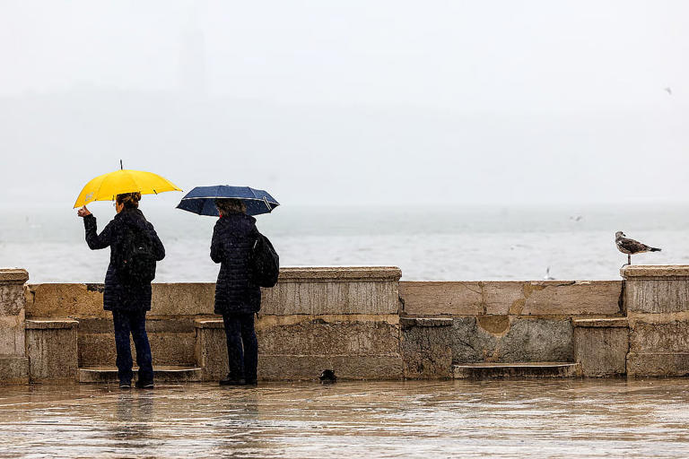 Chuva forte e trovoada deixam 11 distritos sob aviso amarelo na terça-feira