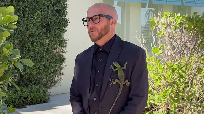 Iguana adorns man's suit at Florida wedding