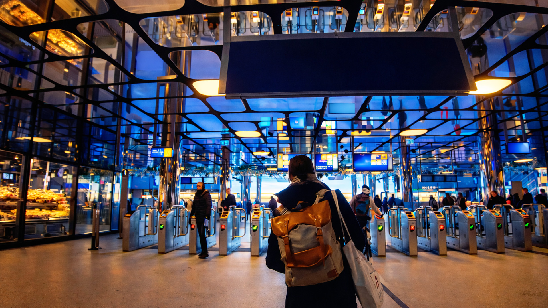A walk inside Amsterdam Central Railway Station (4K)