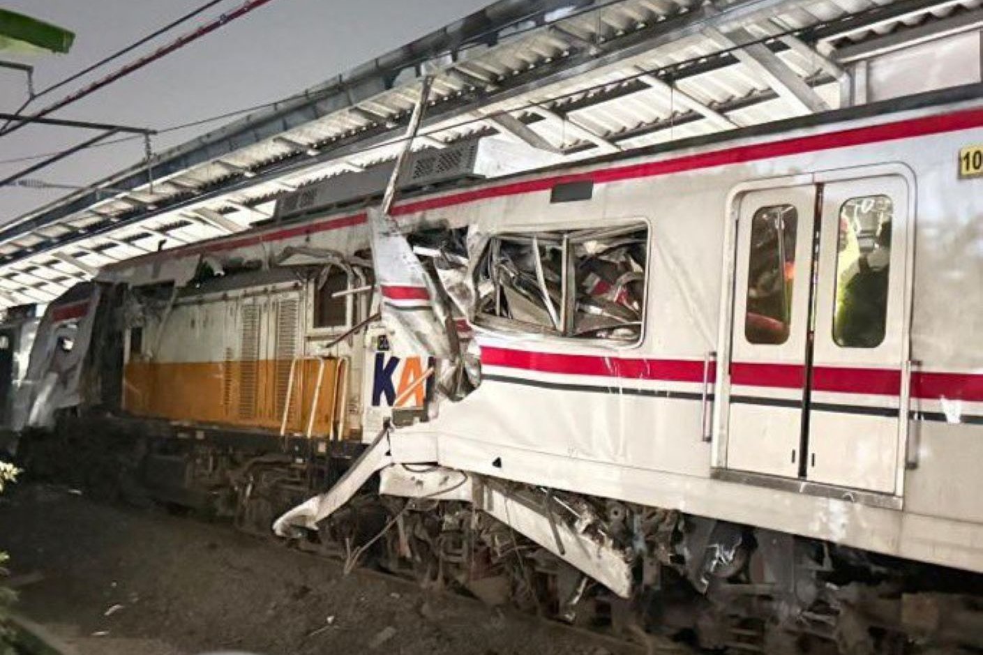 Breaking news: KRL dan kereta api Argo Bromo tabrakan di Stasiun Bekasi ...