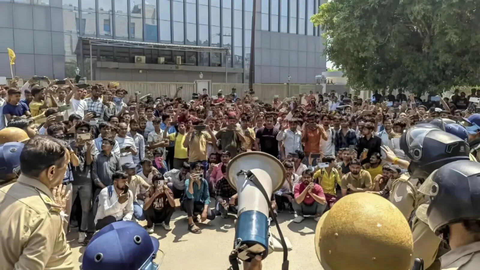 नोएडा में 14 और ठेकेदारों के लाइसेंस निरस्त, अब तक 49 ठेकेदारों पर हुई ...