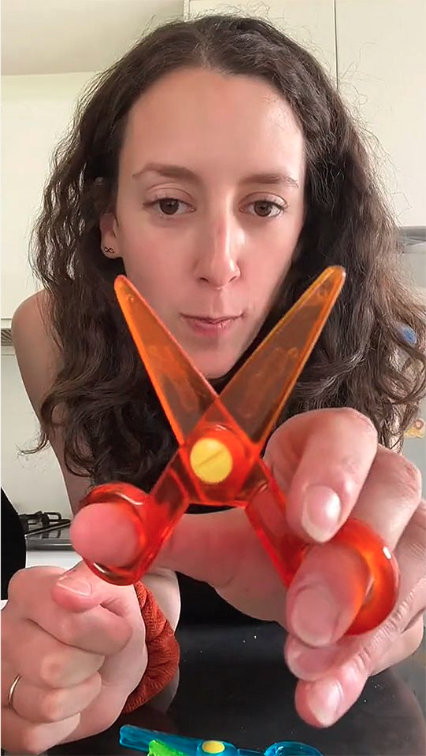 Testing kids scissors on my hair ️👧🏻