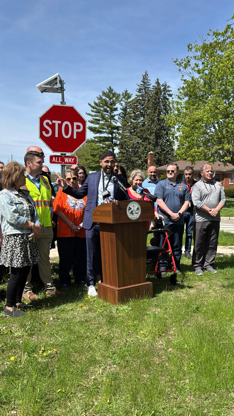 Dearborn Heights installing 250 lit stop signs after boy's death near ...