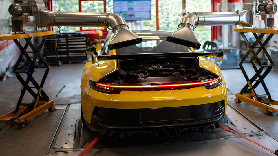 How loud is the 992 GT3 flat-six without mufflers on dyno?