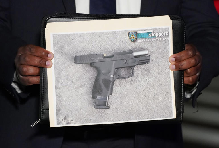 Career criminal who allegedly shot man outside NYC deli – sparking cops ...