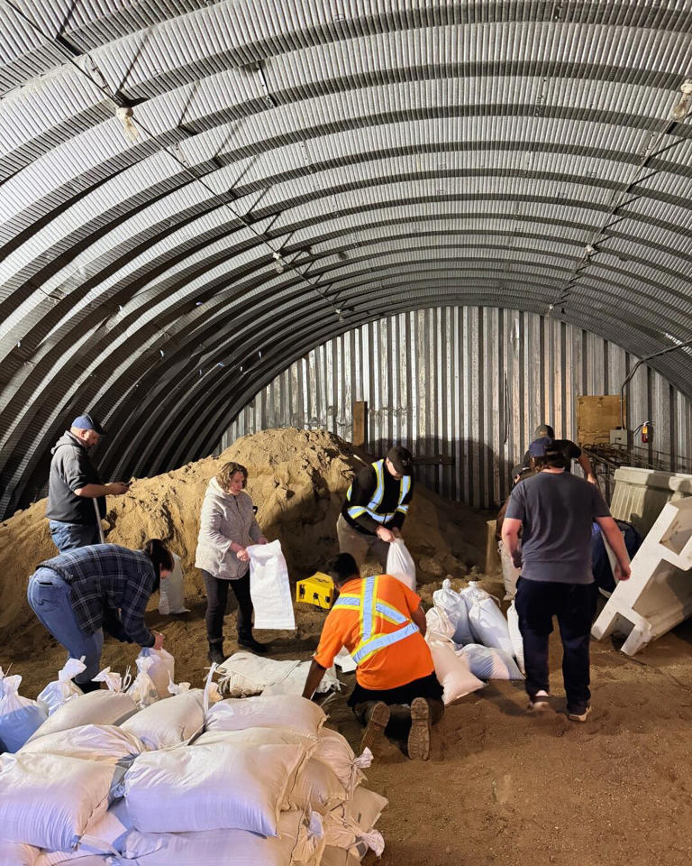 Foam Lake, Sask., residents rally to fight flooding