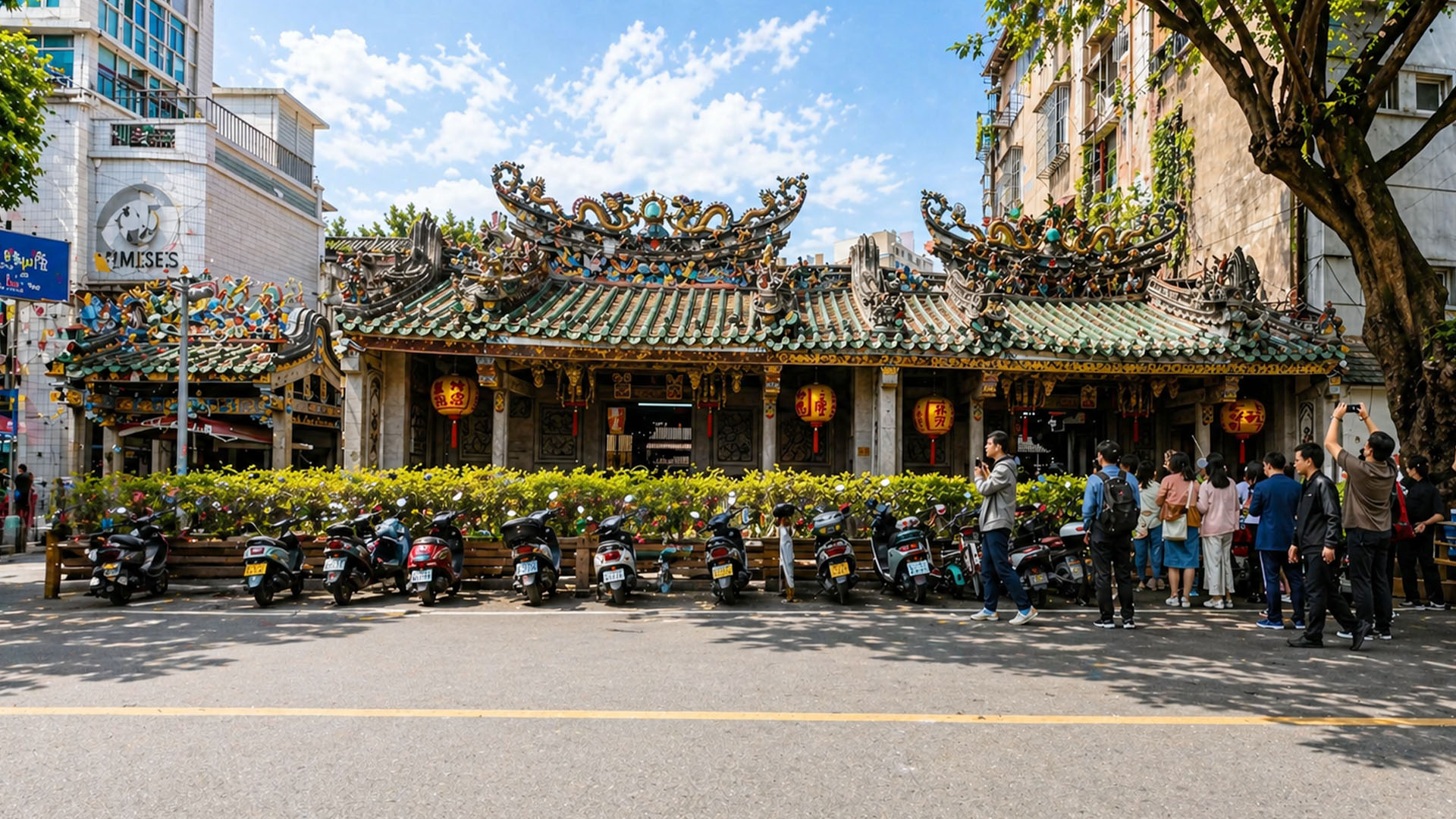 A traditional temple in China that still attracts crowds every day