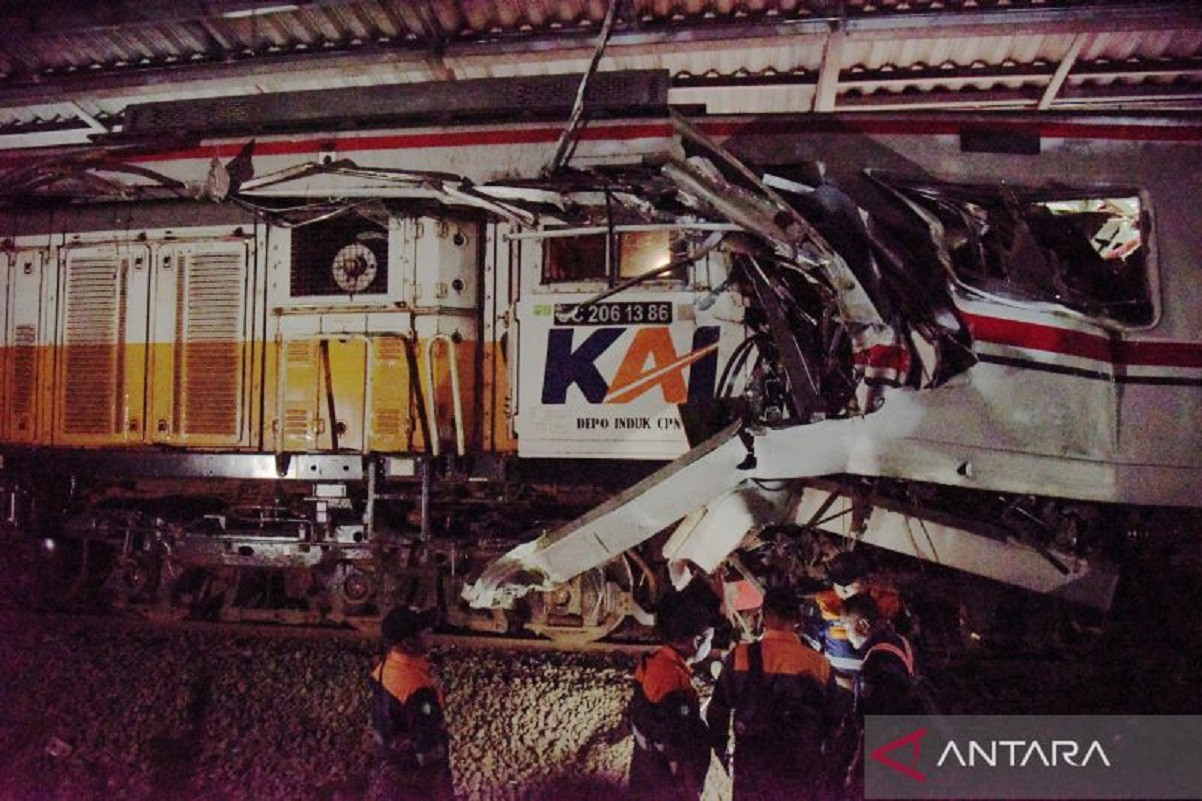 Lihat itu penampakan KRL yang kecelakaan maut di Bekasi, besi rangkaian ...