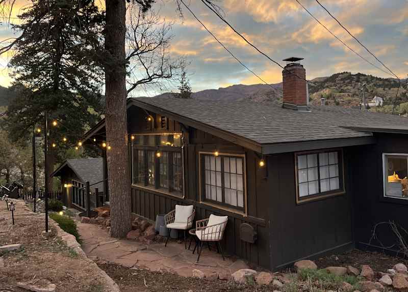 A family of 3 makes a 650-square-foot cabin (with teeny bedrooms!) work ...