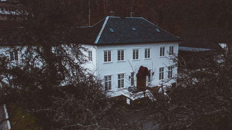 She grew up next to Stephen King's old house, and notes were hidden ...