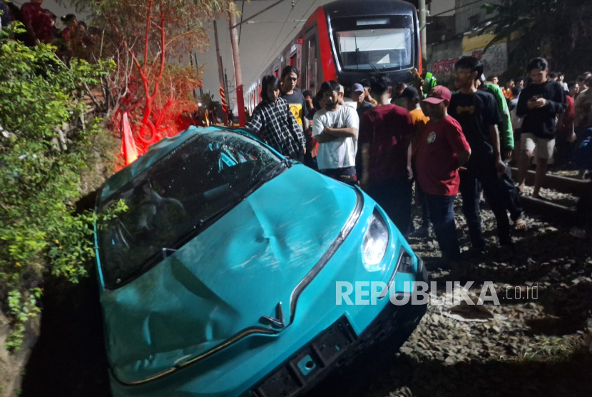 Begini Kronologis Taksi Green SM Disemper Kereta Sebelum Tabrakan KRL ...