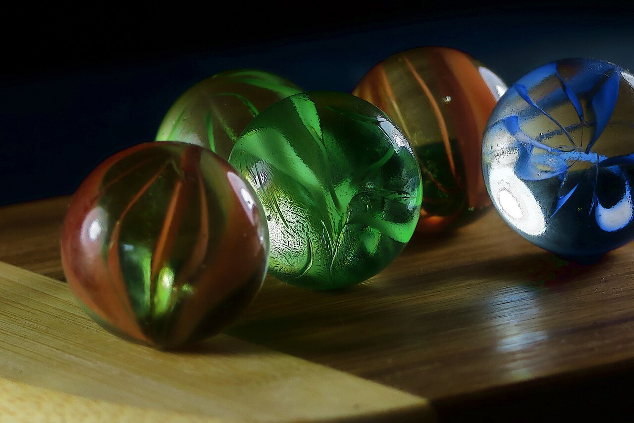 Bolinhas de gude: origem, tradições e formas de jogar