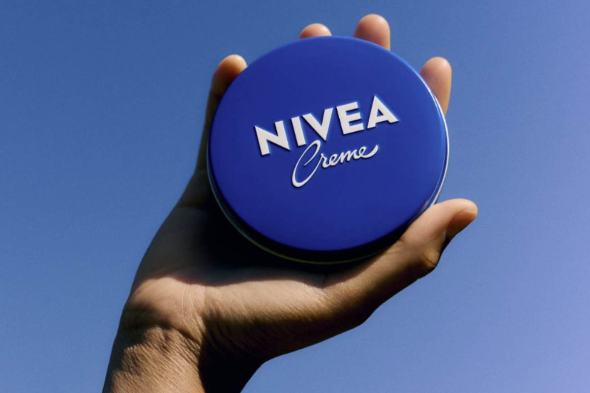 Nivea: cosa fa davvero la crema blu delle nostre nonne contro le rughe