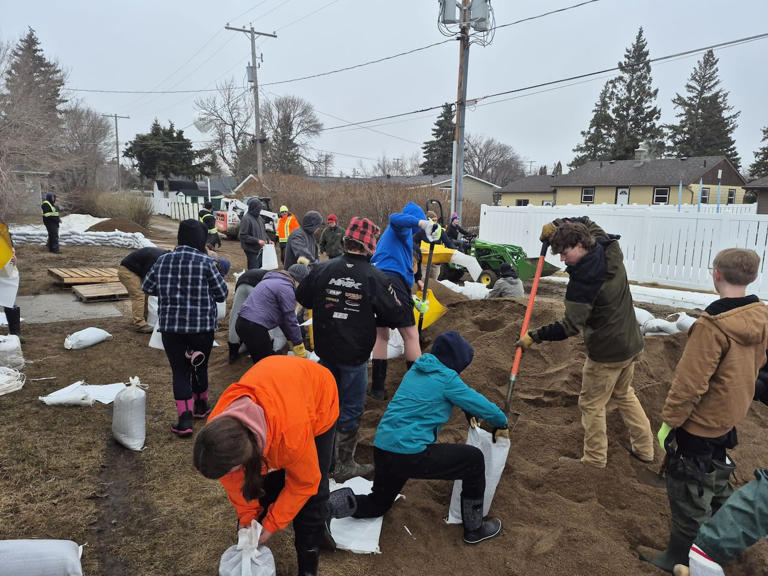 Foam Lake, Sask., residents rally to fight flooding