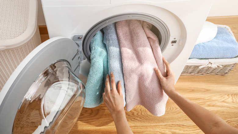 The thing you should never use when washing towels (it's not fabric ...