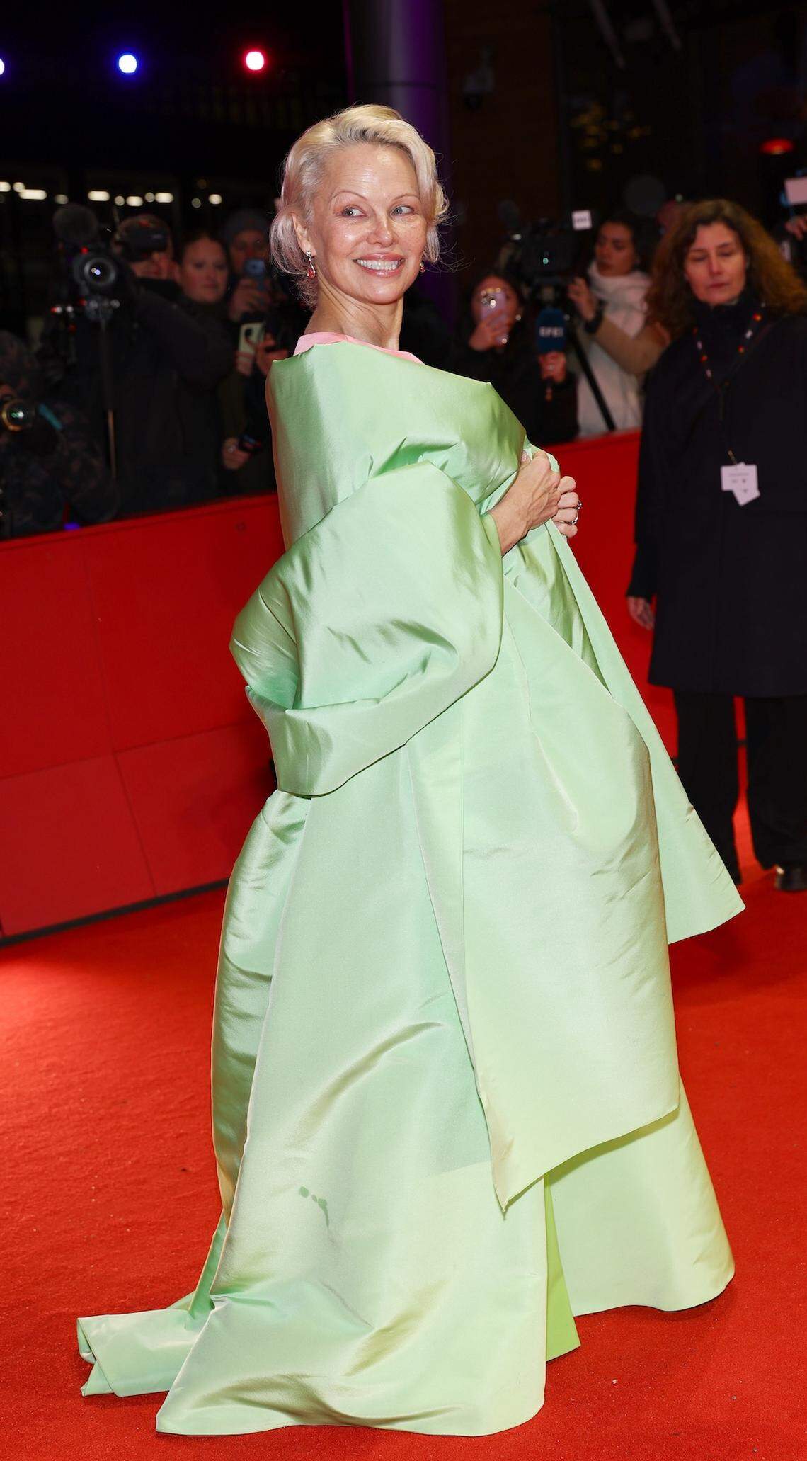 Pamela Anderson climbed a fence into a flower field on her English ...