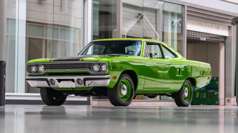 Rare six-barrel 1970 Plymouth Road Runner heads to Indy auction after ...