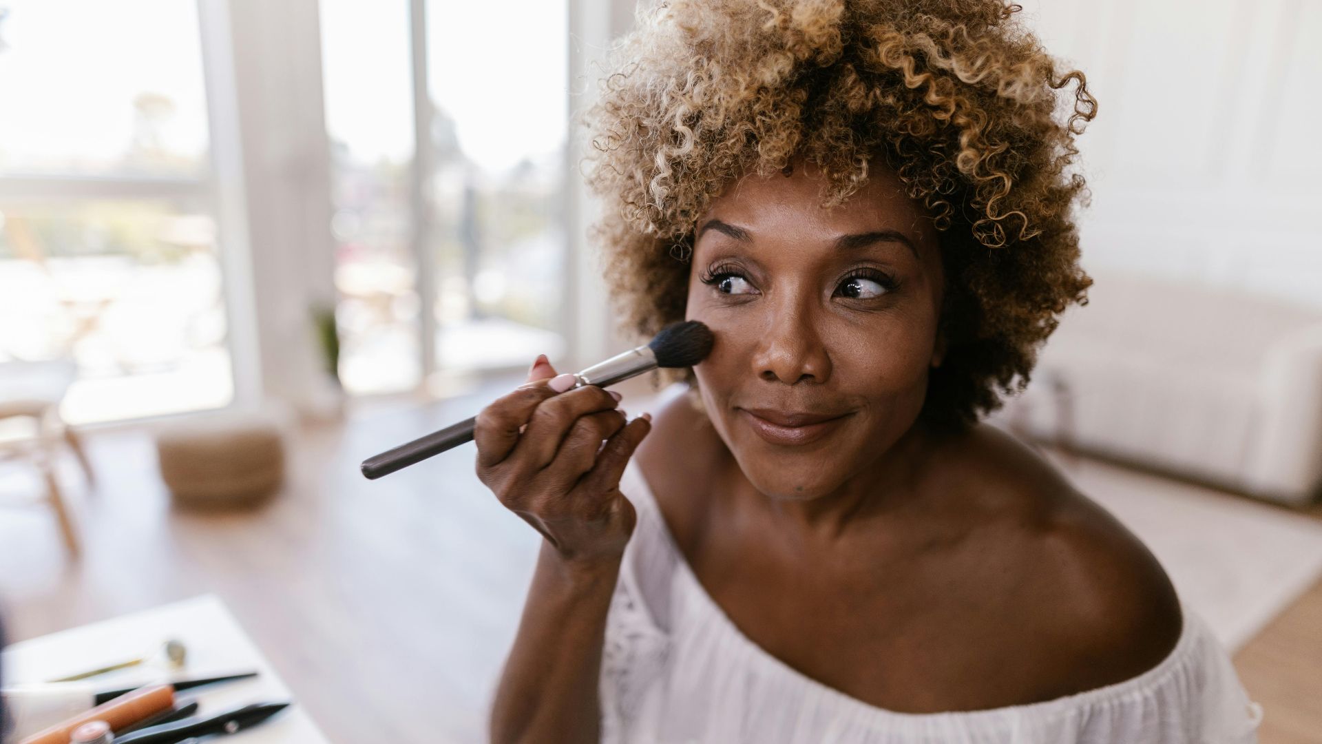 10 beauty choices that make women look younger & 10 that add years