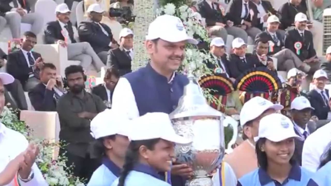 CM Fadnavis praises police fitness at state sports event closing