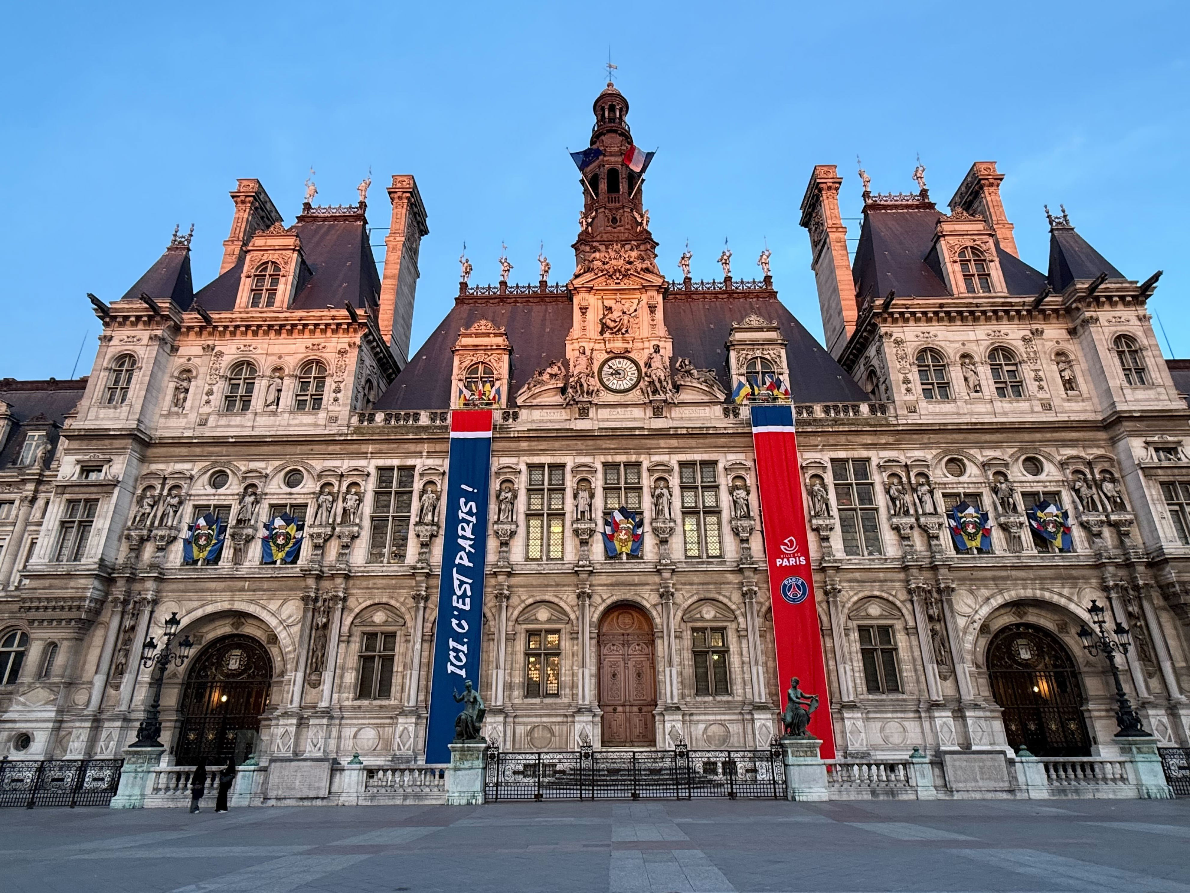 PSG-Bayern Munich : l’Hôtel de Ville de Paris décoré aux couleurs du ...