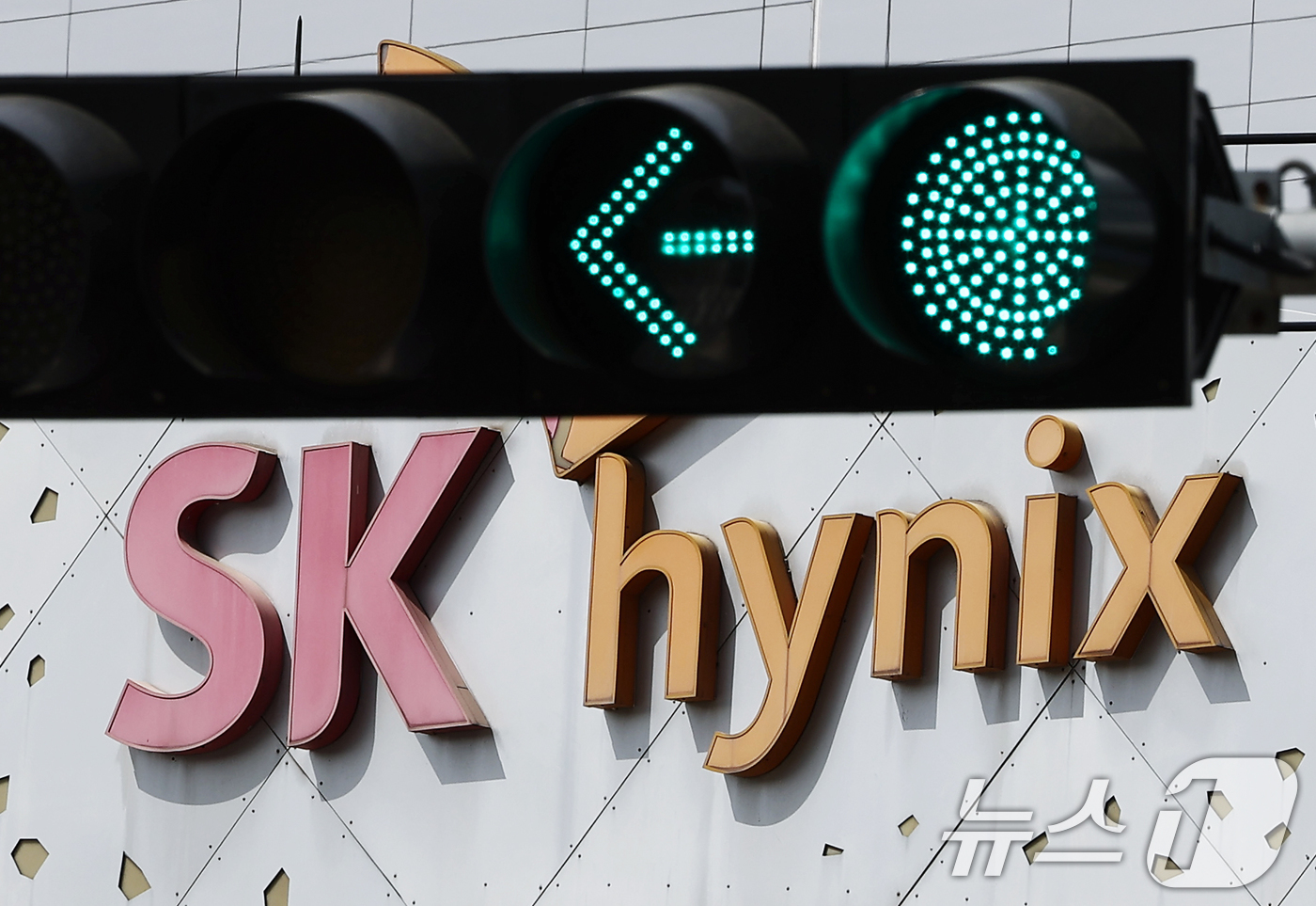 NH證 "SK스퀘어, 하닉 따라 황제주 간다…목표가 110만원"