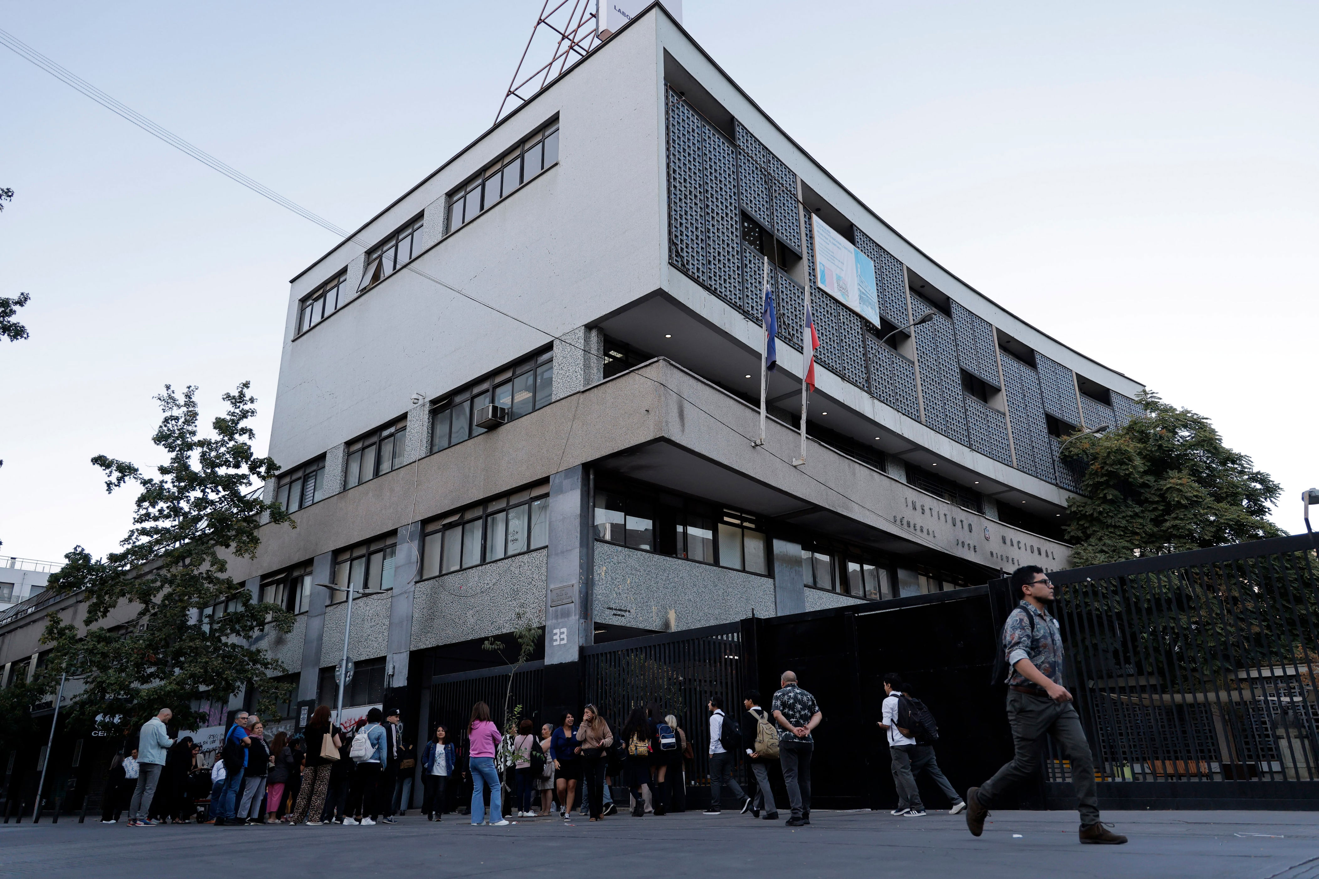 Instituto Nacional suspende las clases de la mañana de este viernes ...