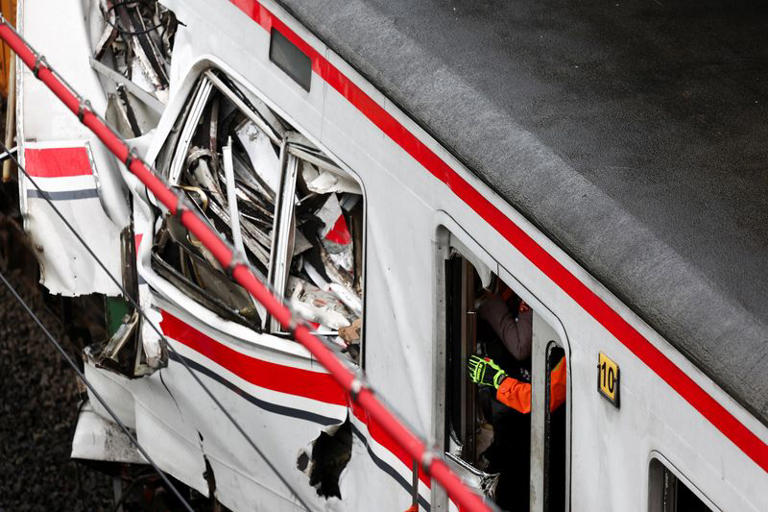 インドネシア列車衝突、死者14人・負傷84人に 救出活動完了