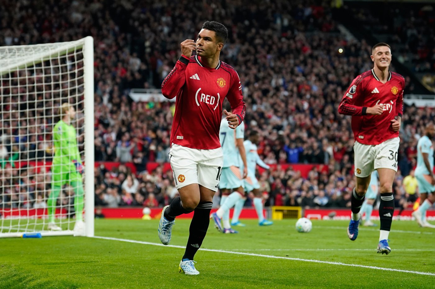 Clinical Man United beats Brentford to move clear in third place