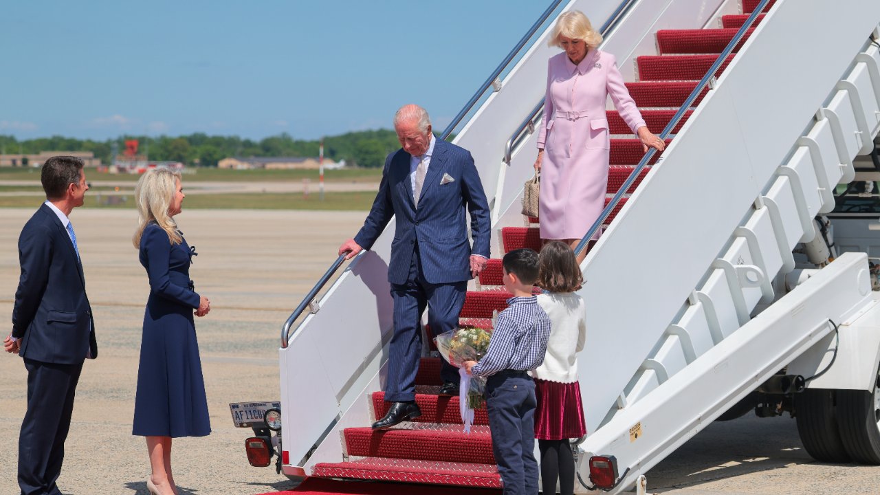 King Charles and Queen Camilla arrive in US, greeted by a sweet curtsy ...