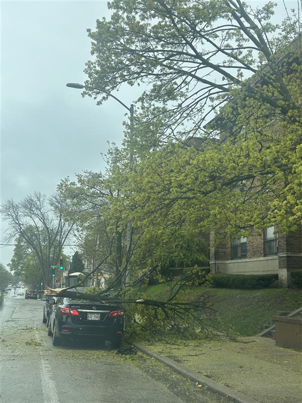 How strong was the wind Monday, April 27 in Milwaukee?
