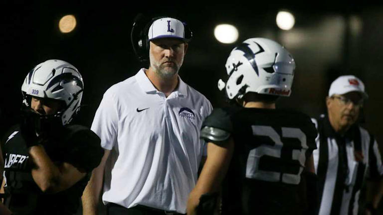 Former NFL player, top Iowa high school football coach steps down