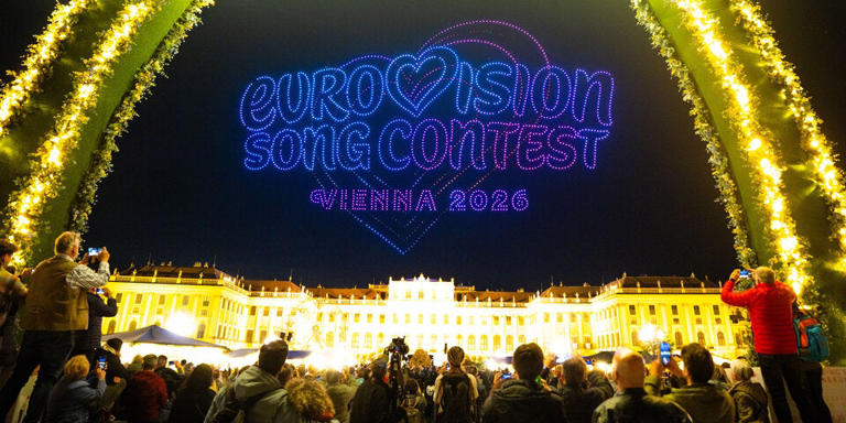 Als Warm-up: Riesige Drohnen-Show verzaubert Schönbrunn