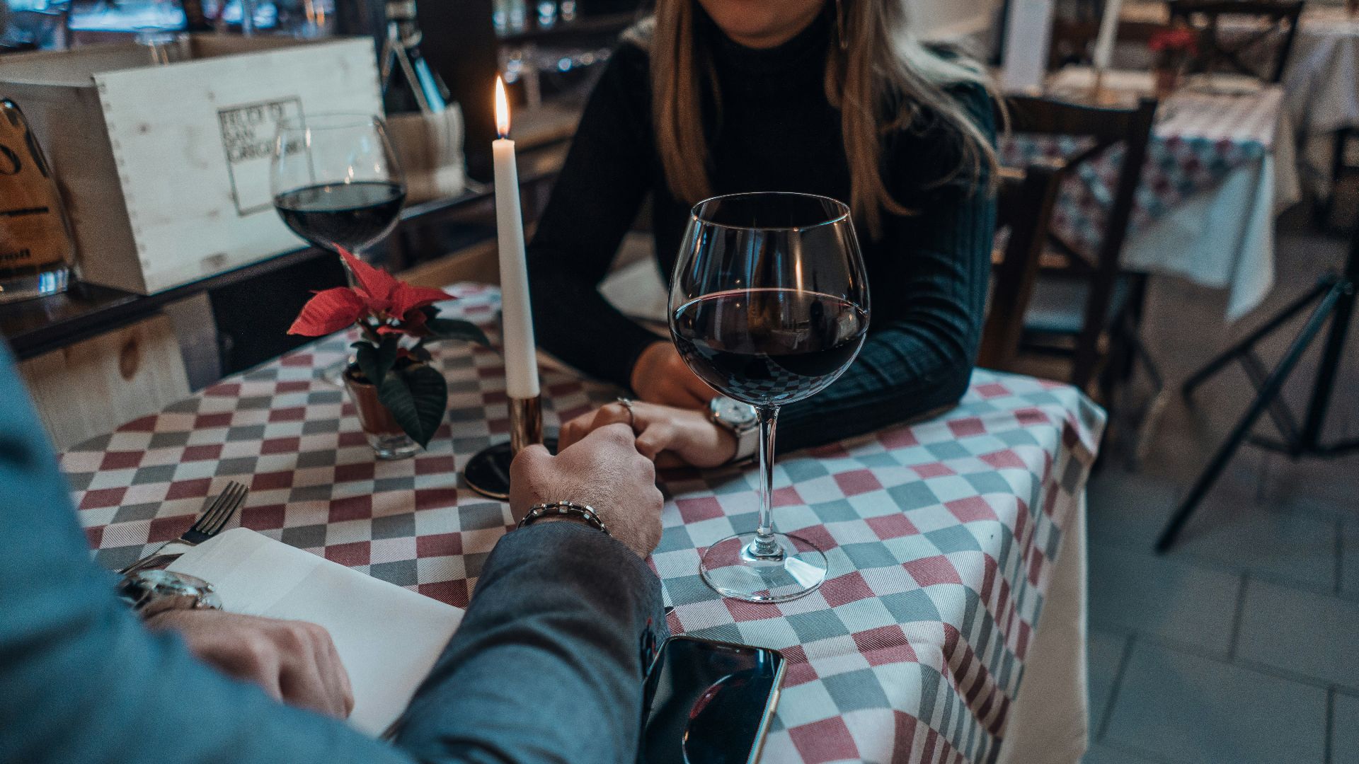 20 mistakes women make on first dates that men never forget