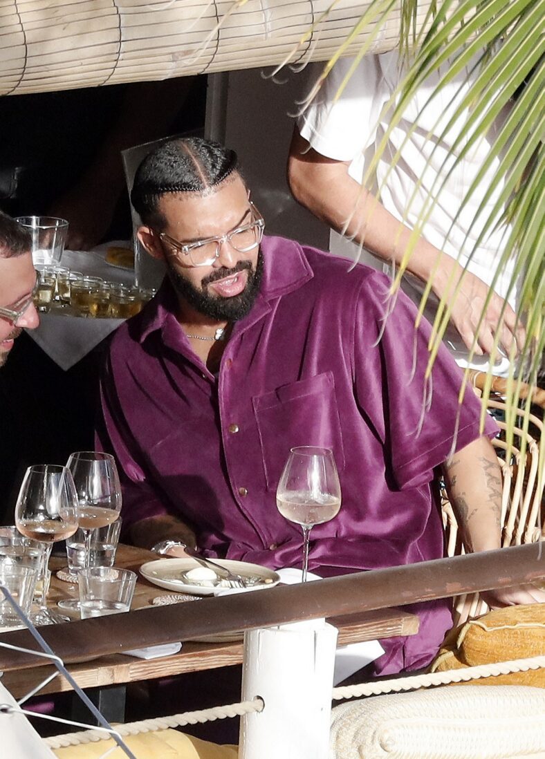 Drake shows off 'belly tuck' in shirtless snap