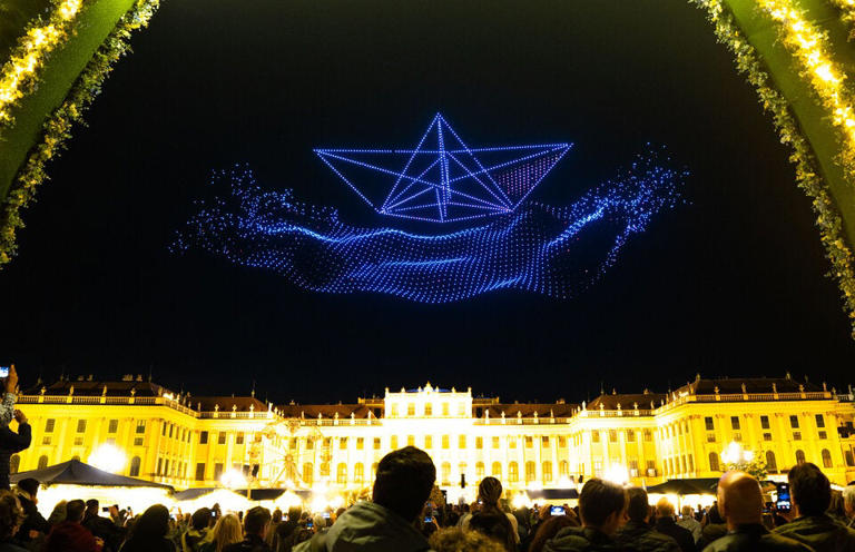 Als Warm-up: Riesige Drohnen-Show verzaubert Schönbrunn