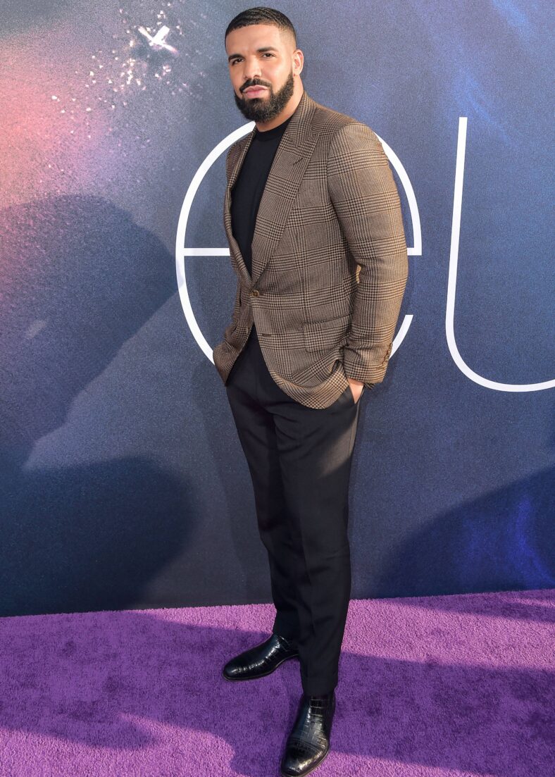 Drake shows off 'belly tuck' in shirtless snap
