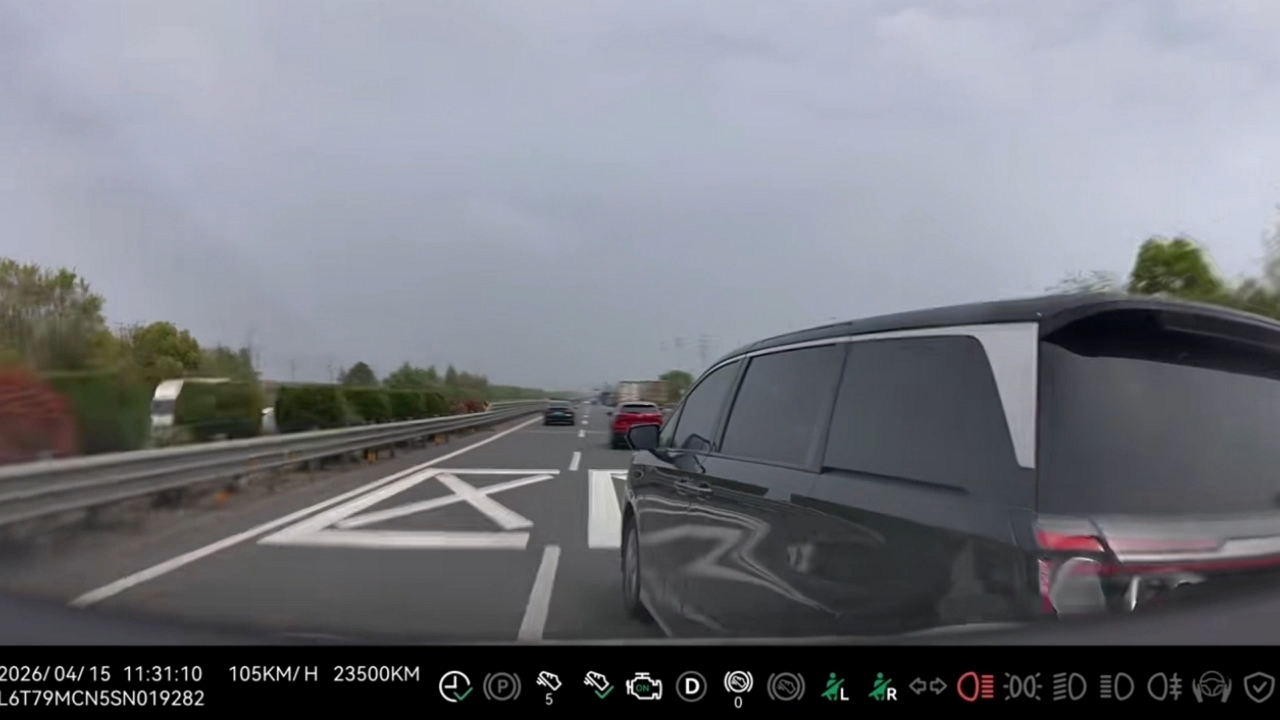 Highway collision after sudden lane change during overtaking attempt in ...