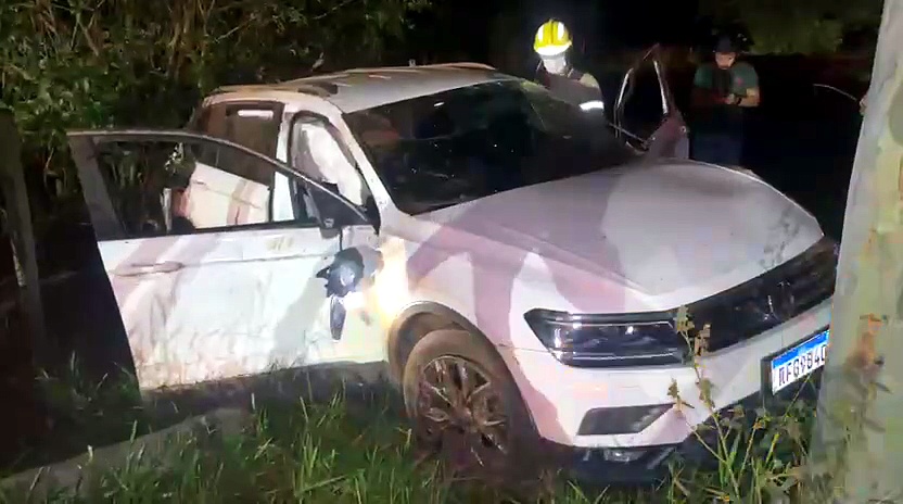 Umuarama: condutor fica em estado grave após colisão contra árvore na ...