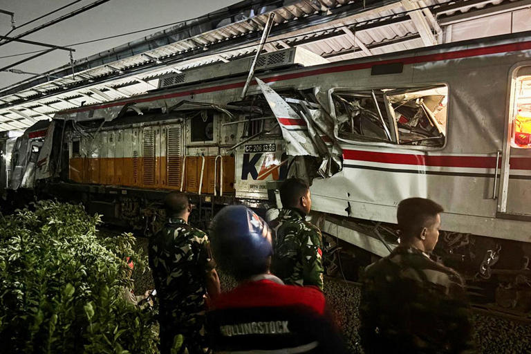 Choque de trenes cerca de la capital de Indonesia deja al menos 4 muertos