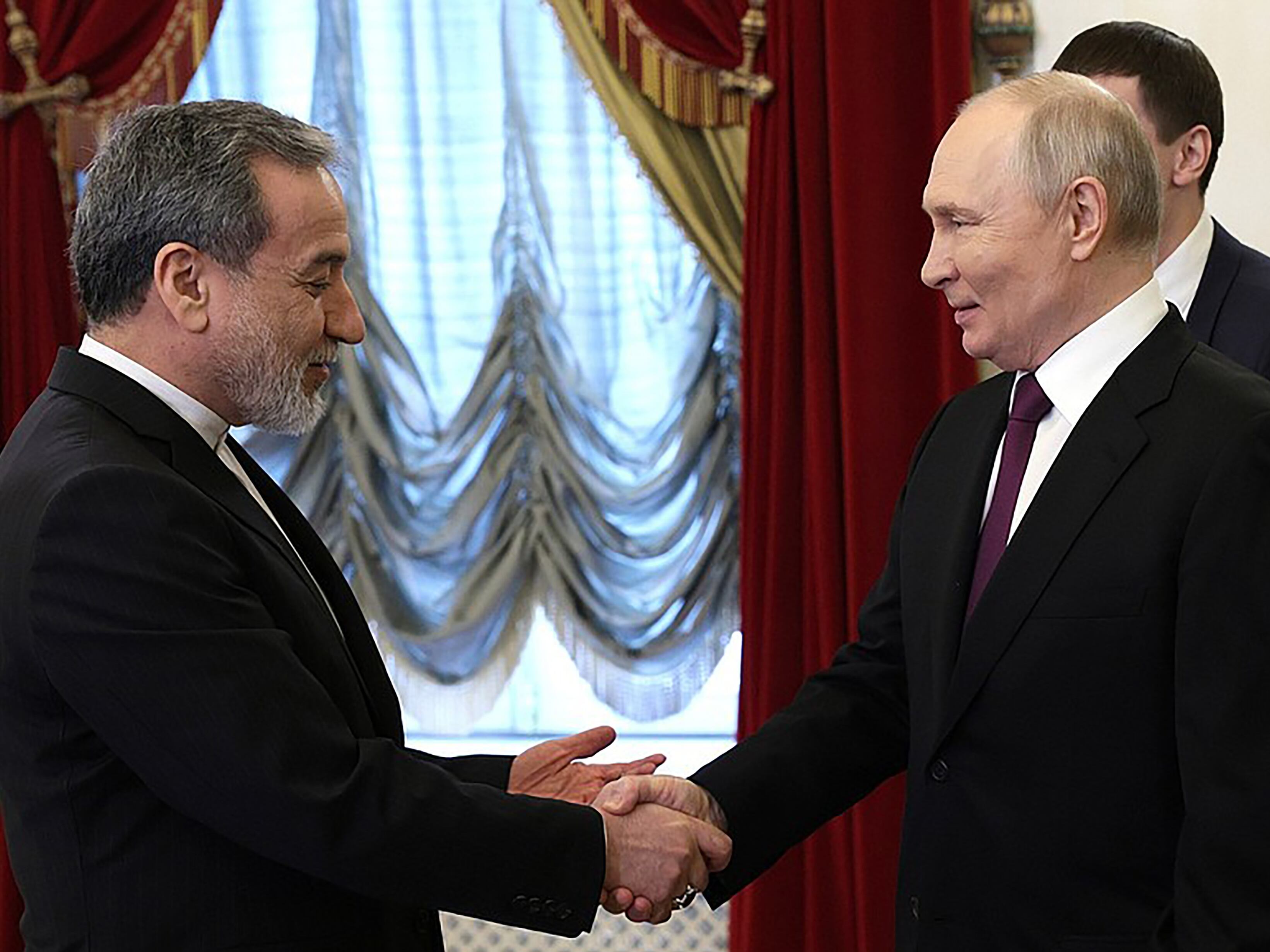 Putin praises Iran's heroic resistance