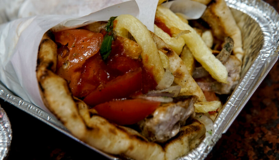 Σουβλάκι: Πού πωλείται έως 7 ευρώ