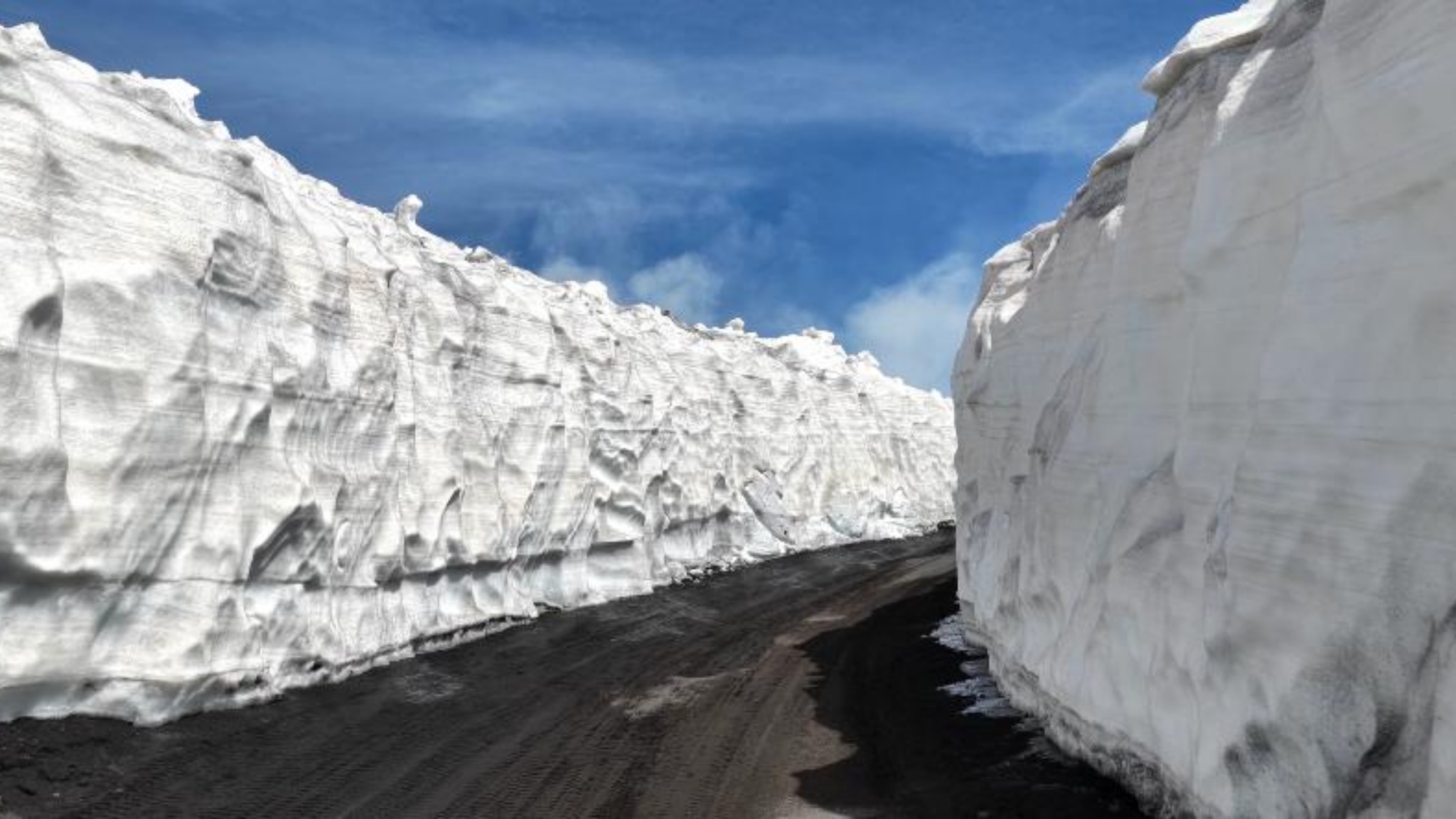 I muraglioni di neve sull'Etna: le immagini dal drone