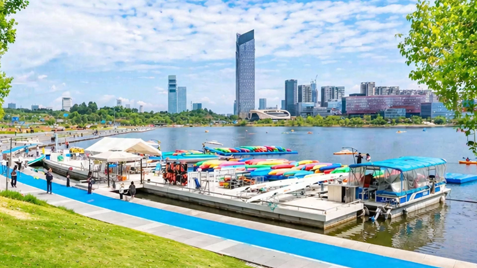 চীনের এই লেকসাইডে রঙিন নৌকায় ভরা এক ছোট বন্দর লুকিয়ে আছে