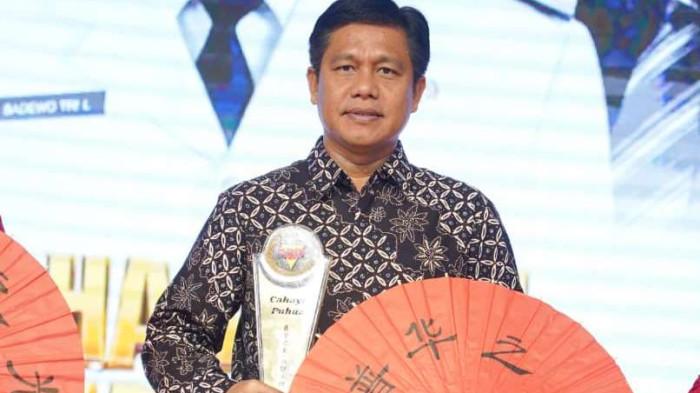 Rektor UMP Purwokerto raih penghargaan tokoh multikultural dari Cahaya ...