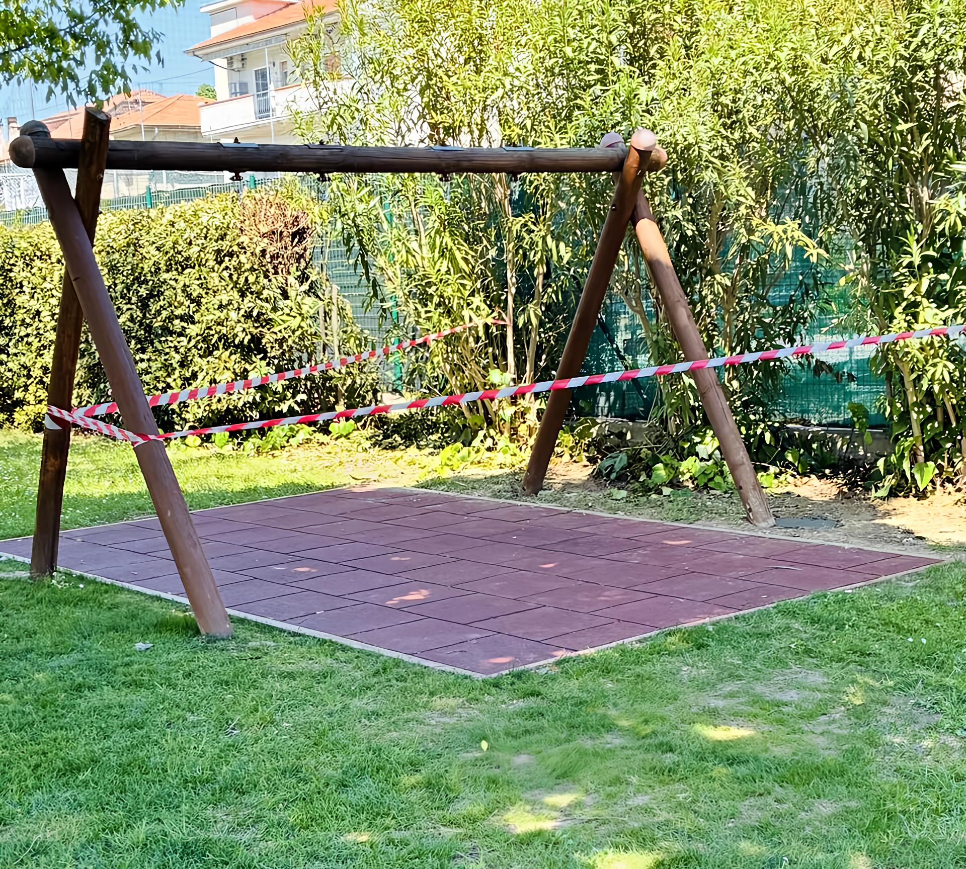 Subito vandali nel parco di via Bruno