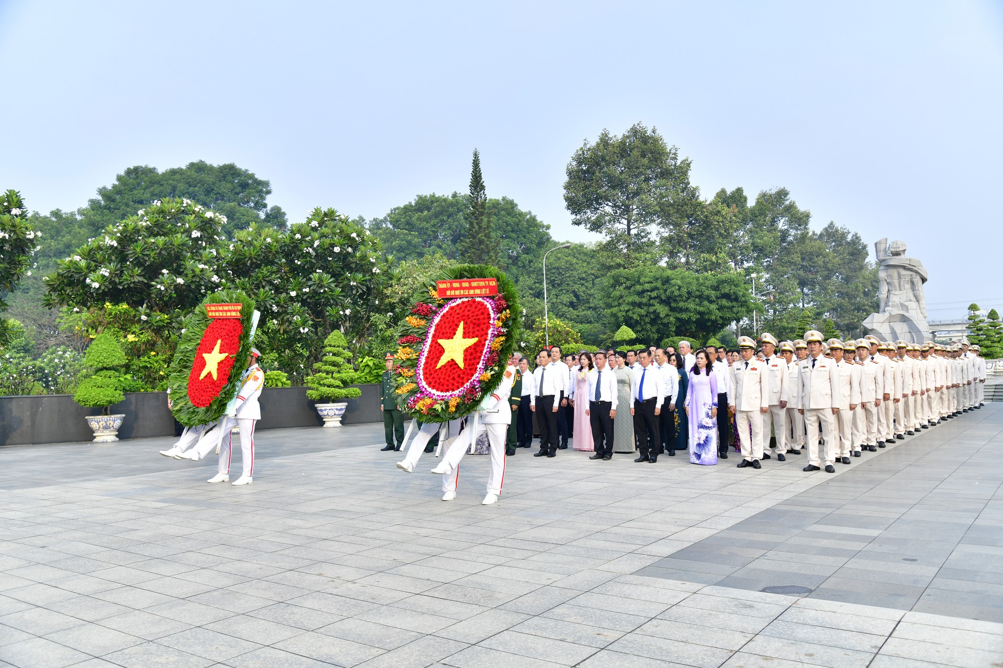 Lãnh đạo TP.HCM dâng hương tưởng nhớ Chủ tịch Hồ Chí Minh, các Anh hùng ...