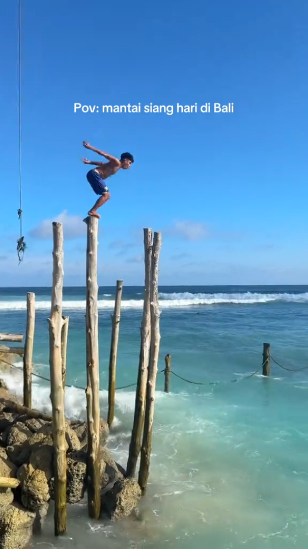 Petualangan lompat dari tebing di pantai Bali untuk yang bisa berenang